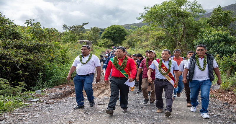 Santos llega a Chulumani y da luz verde a un paquete de obras para el ...